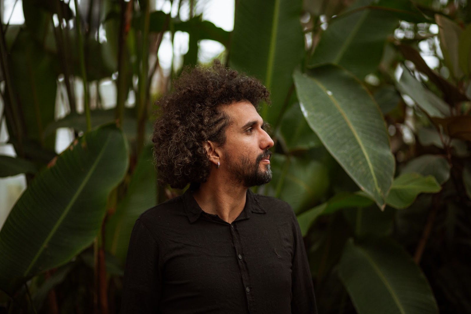 Leon Adan questiona se há liberdade no amor com ´Tua Sina` - Jornal do ...